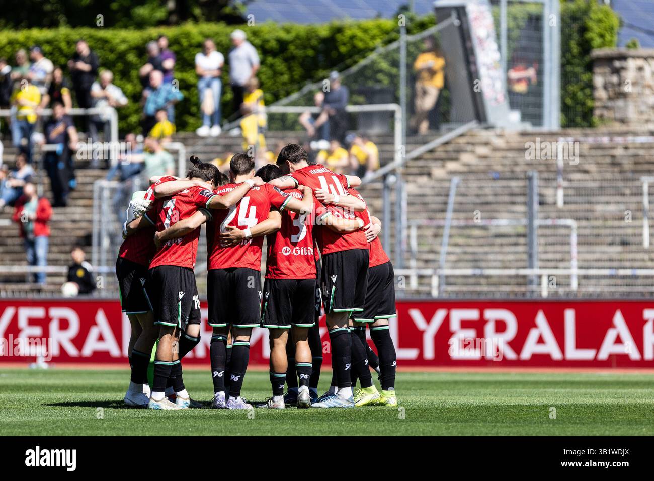 Hannover 96 im Teamkreis bis zum Spielbeginn. 3.Liga 35.Spieltag ...