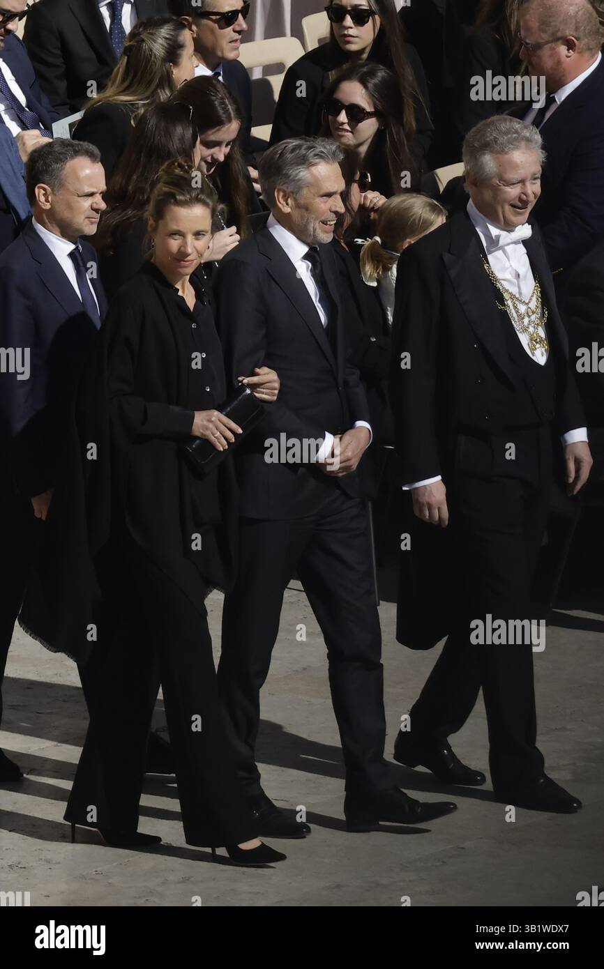 Rome, Italy. 26th Apr, 2025. Premier olandese Dick Schoof e his wife ...