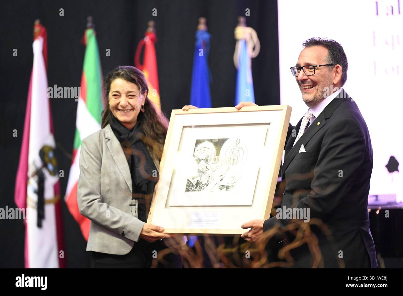 Presentation of an award during the event 'A cry for peace, the end of wars and respect for ...