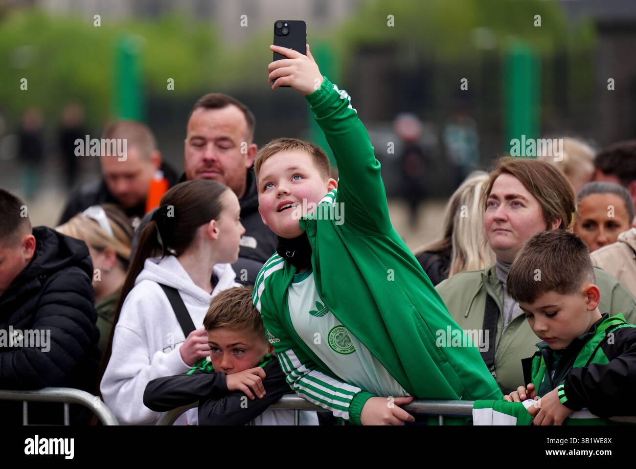 Celtic fans celebrate victory in the Scottish Premiership outside ...