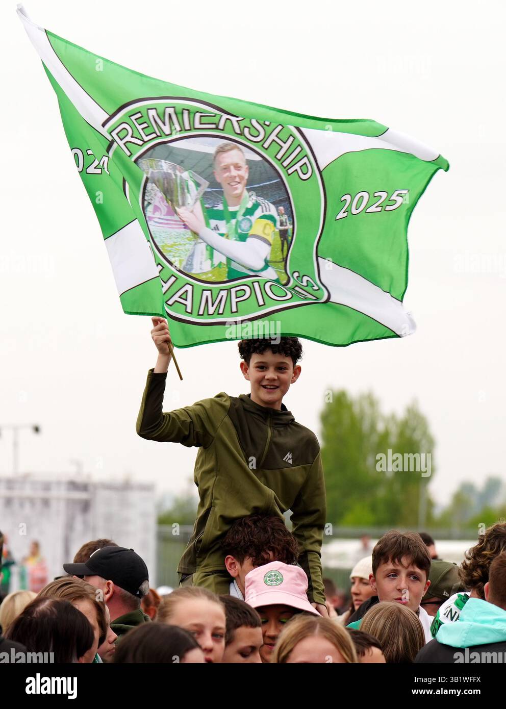 Celtic fans celebrate victory in the Scottish Premiership outside ...