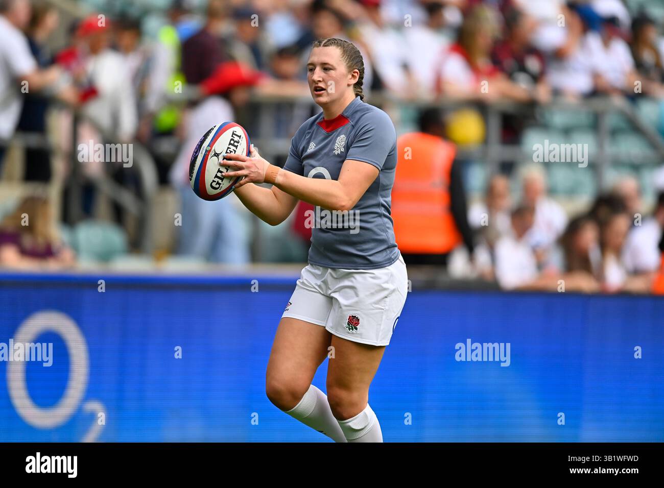 Twickenham, UK. 26th Apr, 2025. England France Womens Six Nations Rugby Emma Sing in warmup ...