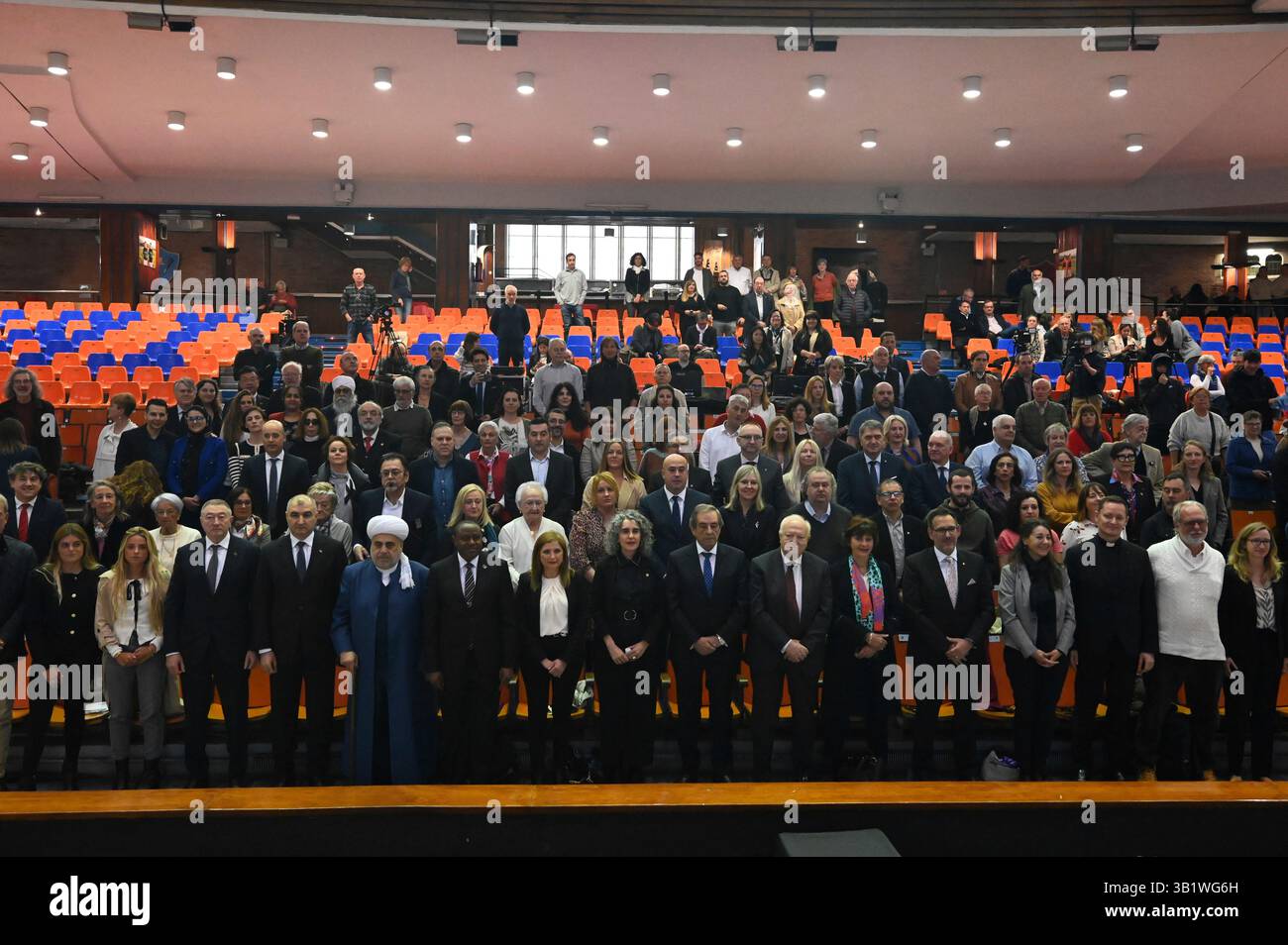 Family photo during the event 'A cry for peace, the end of wars and respect for international ...