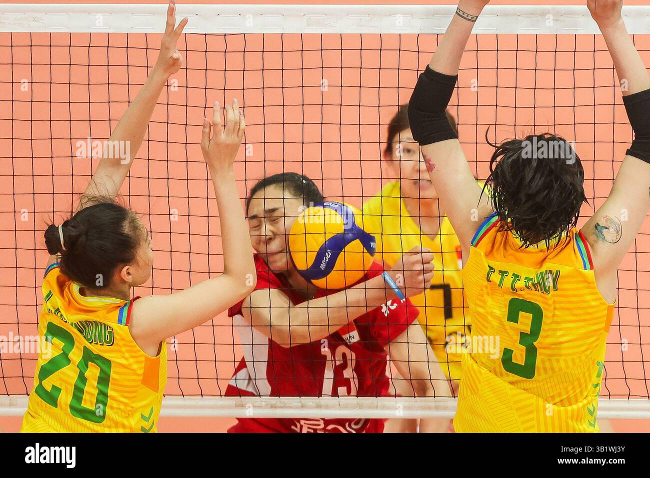 Pasig City, Philippines. 26th Apr, 2025. Jin Ye (back C) of China's ...