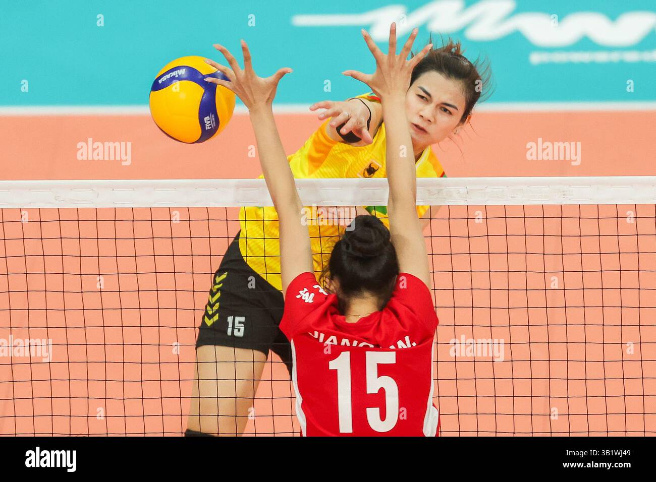 Pasig City, Philippines. 26th Apr, 2025. Vi Thi Nhu Quynh (back) of Vietnam's Binh Dien Long An ...