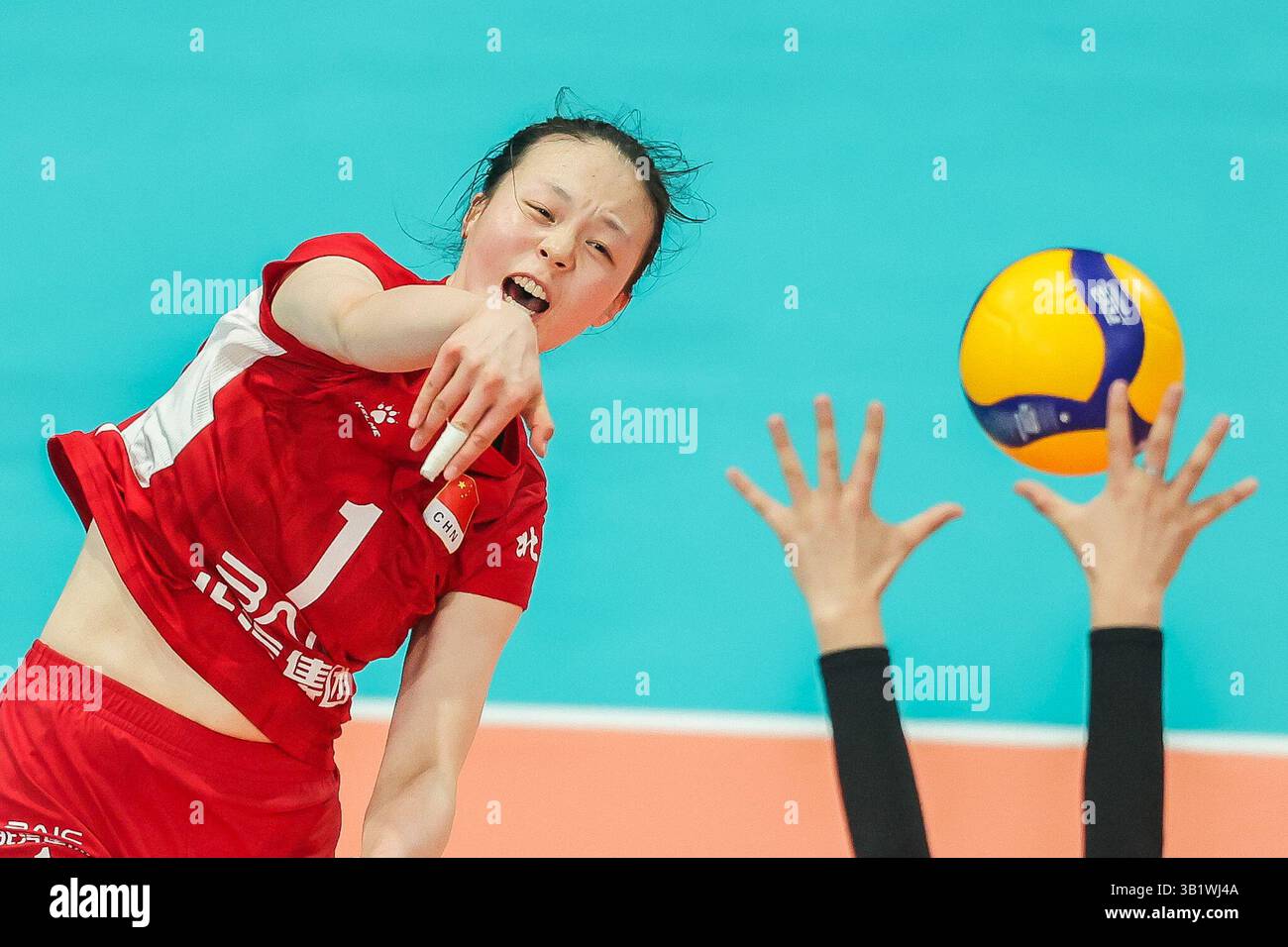 Pasig City, Philippines. 26th Apr, 2025. Shan Lanfeng (L) of China's ...