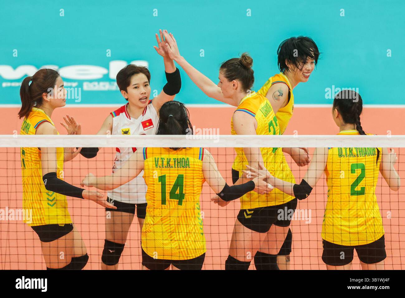 (250426) -- PASIG CITY, April 26, 2025 (Xinhua) -- Players of Vietnam's VTV Binh Dien Long An ...