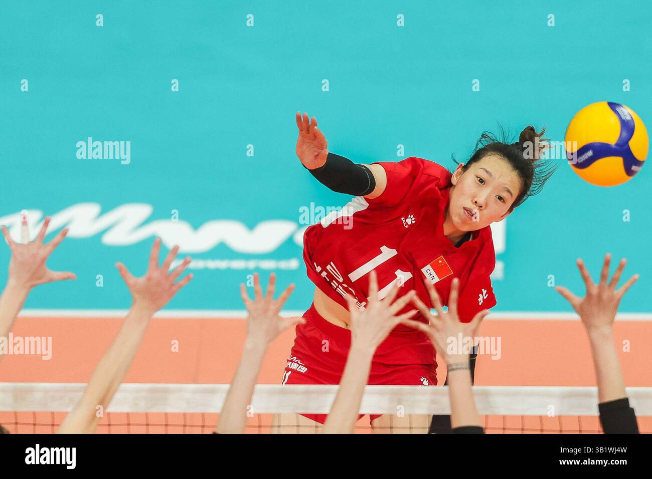 Pasig City, Philippines. 26th Apr, 2025. Lu Yufei (back) of China's ...