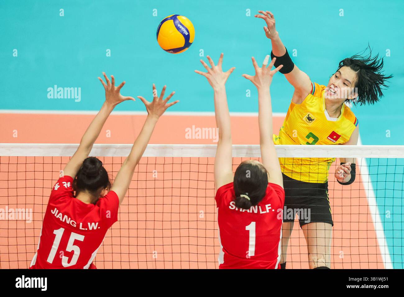 Pasig City, Philippines. 26th Apr, 2025. Tran Thi Thanh Thuy (back R) of Vietnam's VTV Binh Dien ...