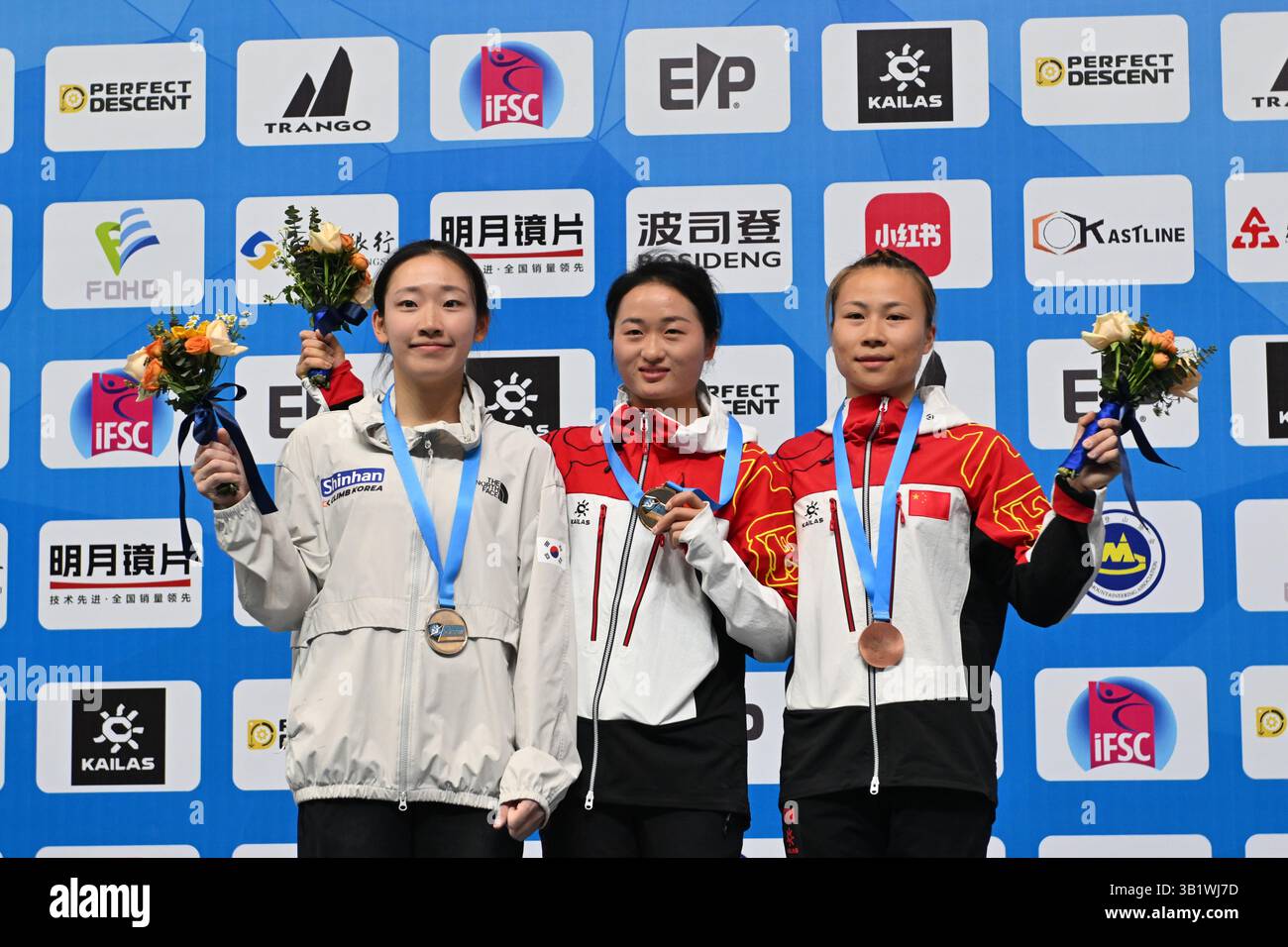(250426) -- SUZHOU, April 26, 2025 (Xinhua) -- Gold medalist Zhang Shaoqin (C) of China, silver ...