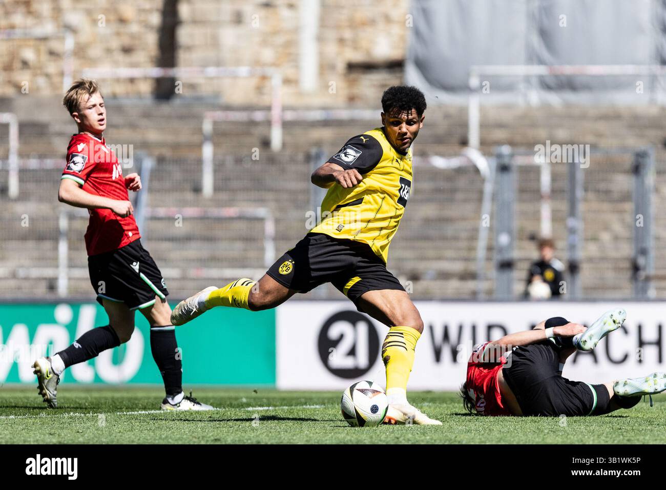Paul-Philipp Besong (Borussia Dortmund II U-23, 7) 3.Liga 35.Spieltag ...