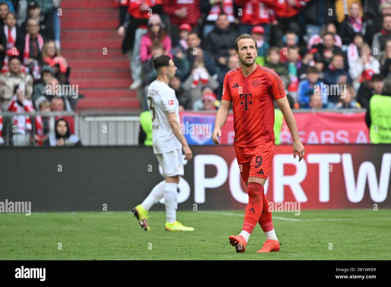 Munich, Germany. 26th Apr, 2025. Soccer: Bundesliga, Bayern Munich - FSV Mainz 05, Matchday 31 ...