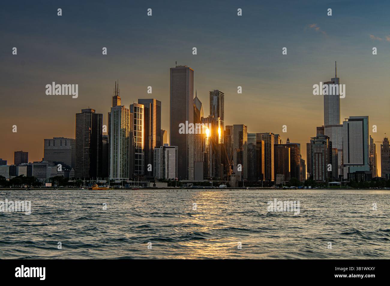 Chicago, Sunset and lake Michigan, Wonderful Skyline, Sun reflection on the Michigan lake ...