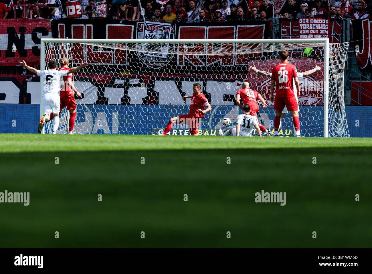Essen, Deutschland. 26th Apr, 2025. Maurice Multhaup (1. FC Saarbr?cken ...