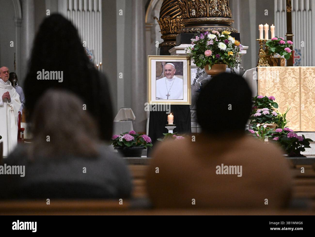 Montreal, Canada. 26th Apr, 2025. Church goers attend a mass to ...