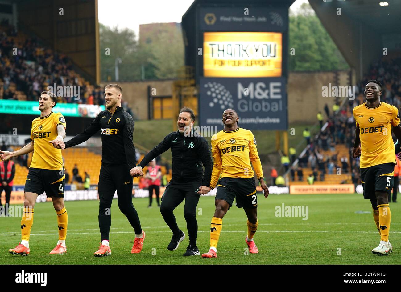 Wolverhampton Wanderers manager Vitor Pereira and players celebrate ...