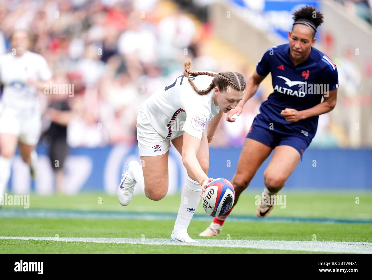 England's Emma Sing scores her side's fourth try of the game during the ...