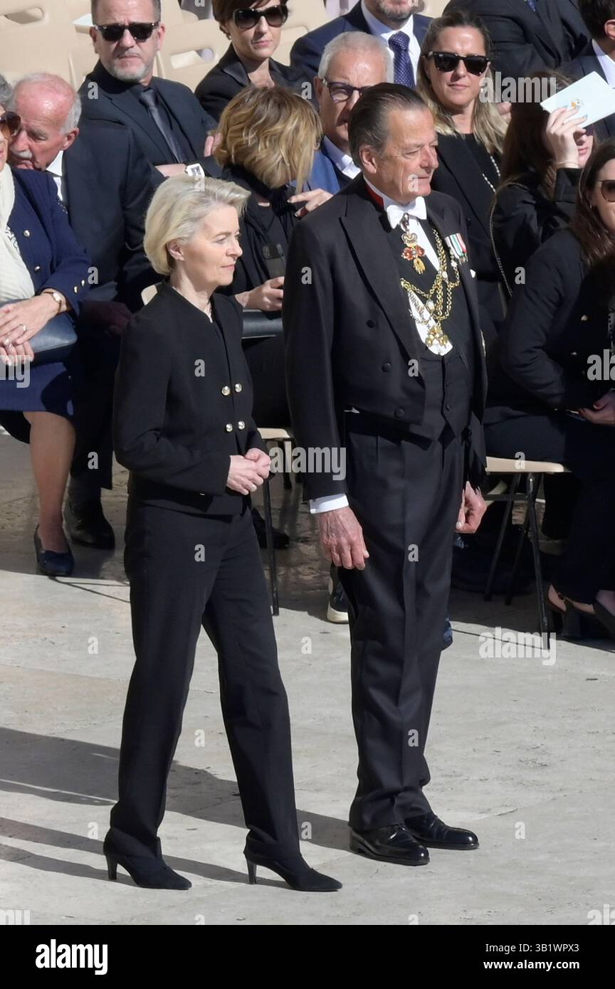 Ursula von der Leyen bei der Trauermesse für den verstorbenen Papst ...