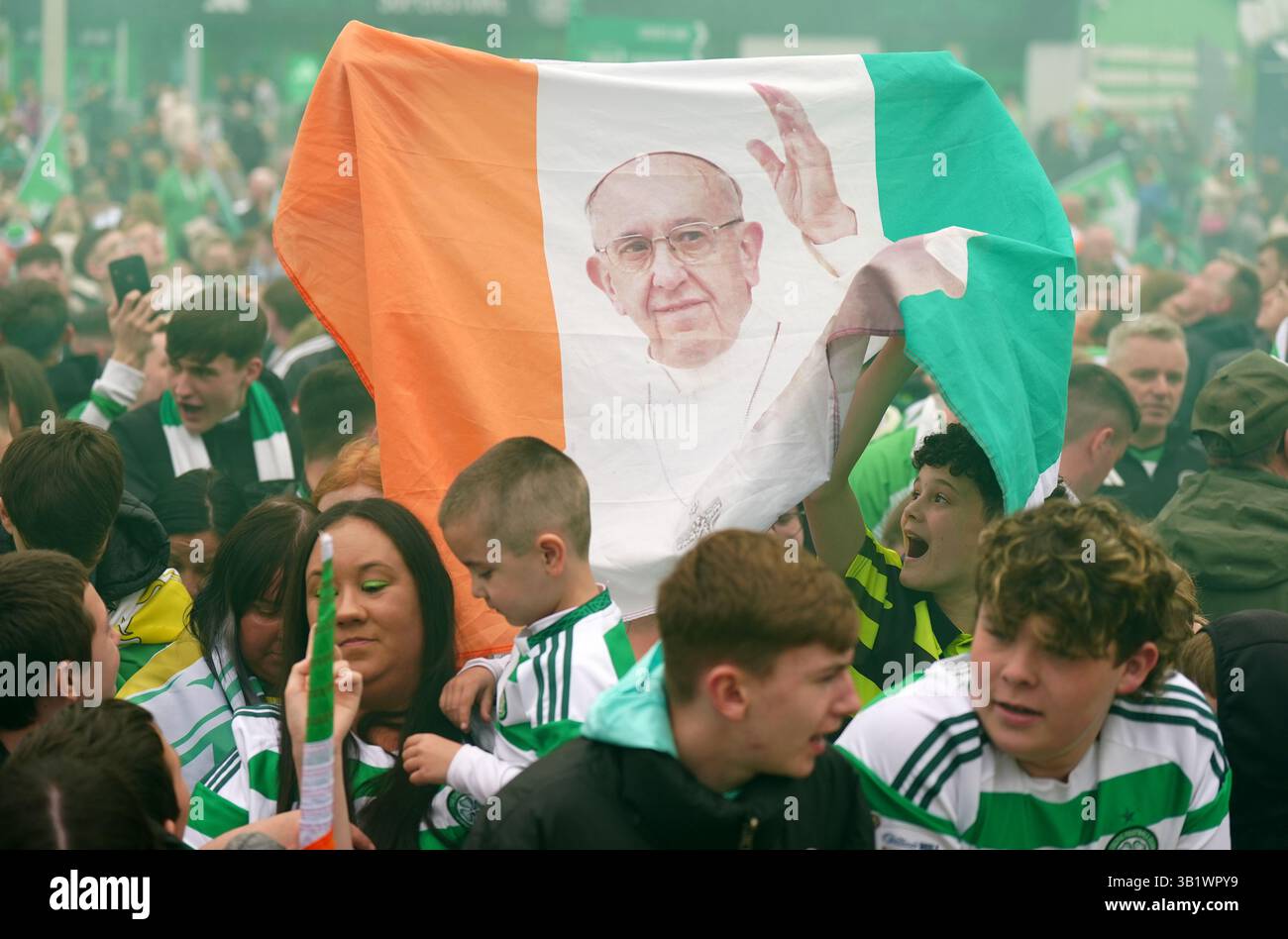 Celtic fans celebrate victory in the Scottish Premiership outside ...