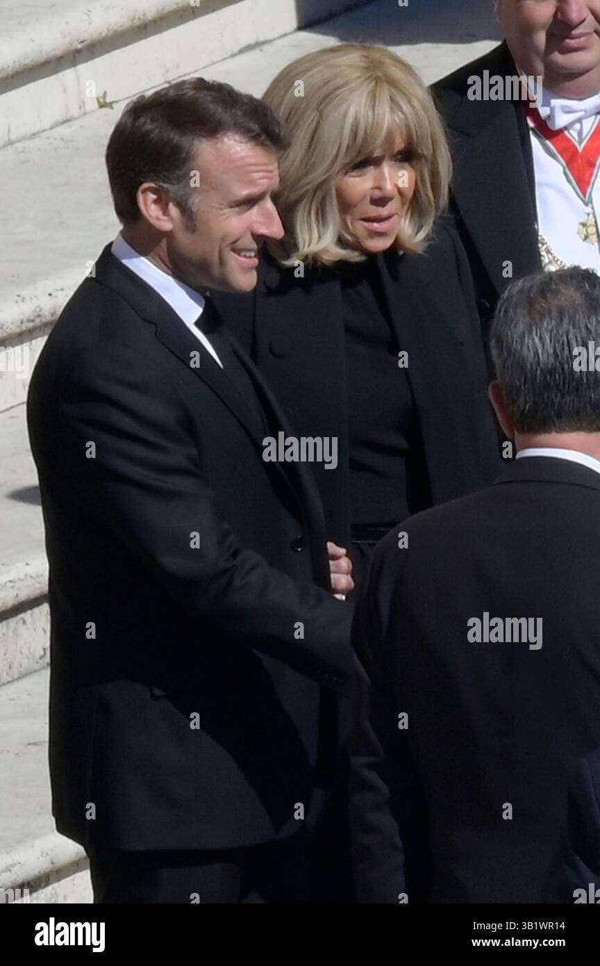 Emmanuel Macron mit Ehefrau Brigitte Macron bei der Trauermesse für den ...
