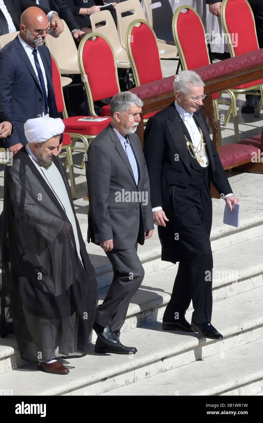 Seyed Abbas Salek Shariati bei der Trauermesse für den verstorbenen ...