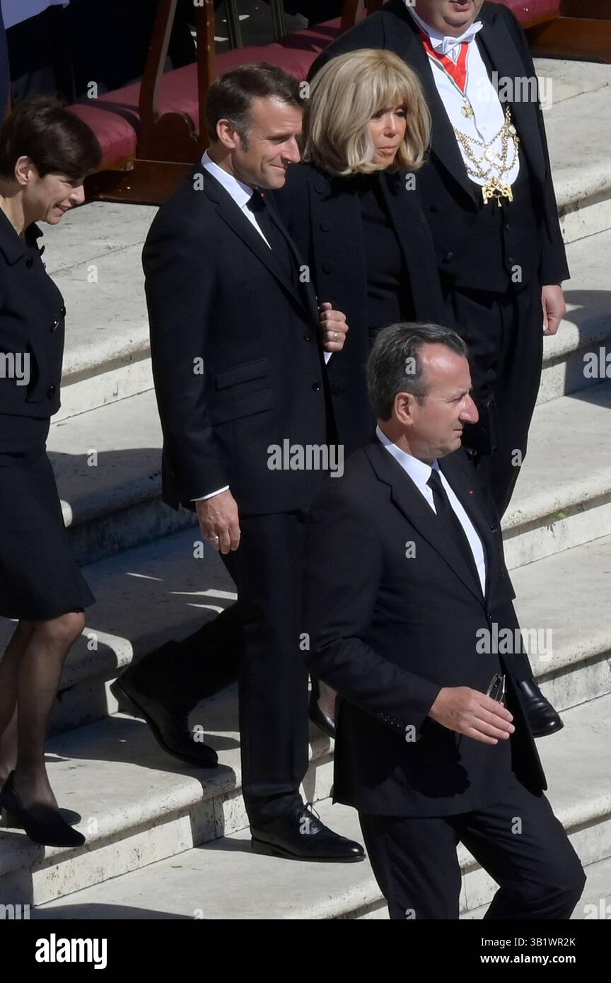 Emmanuel Macron mit Ehefrau Brigitte Macron bei der Trauermesse für den ...