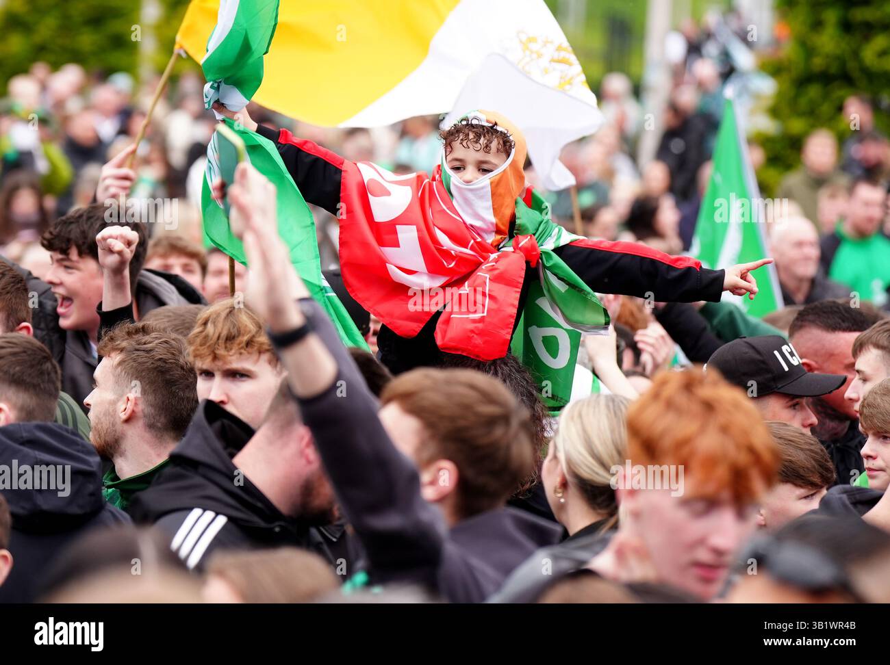 Celtic fans celebrate victory in the Scottish Premiership outside ...