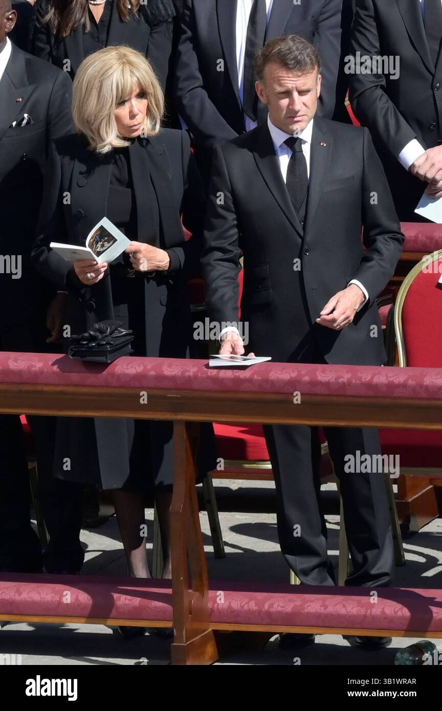 Emmanuel Macron mit Ehefrau Brigitte Macron bei der Trauermesse für den ...