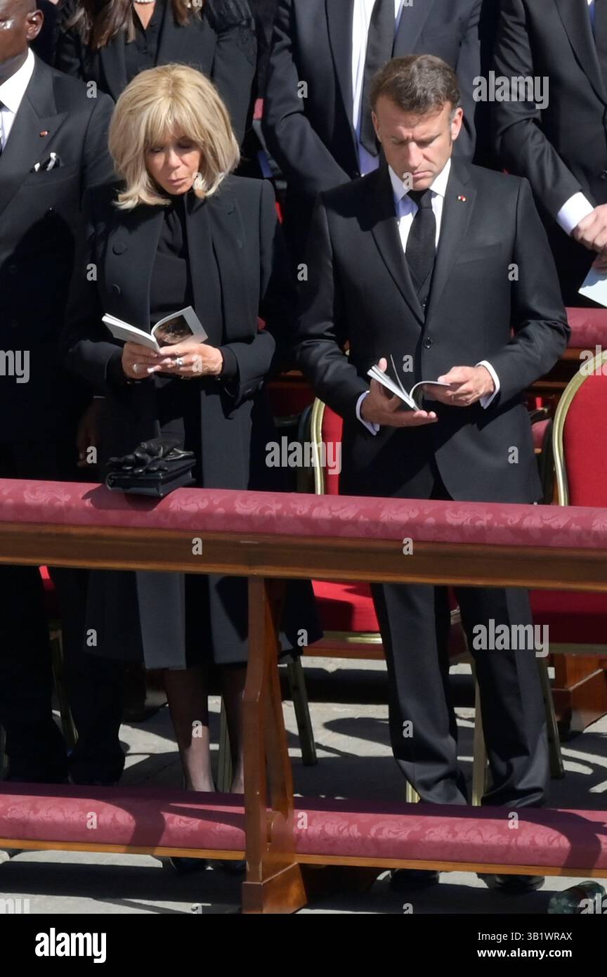 Emmanuel Macron mit Ehefrau Brigitte Macron bei der Trauermesse für den ...