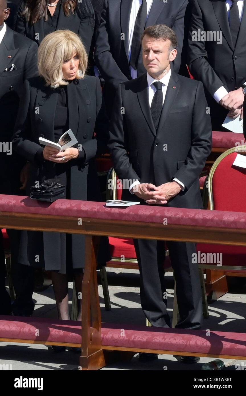 Emmanuel Macron mit Ehefrau Brigitte Macron bei der Trauermesse für den ...