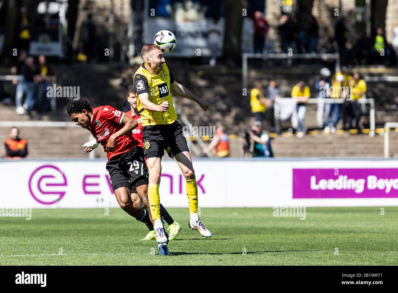 Michael Eberwein (Borussia Dortmund II U-23, 14), Jeremie Niklaus (Hannover 96, 29) 3.Liga 35 ...