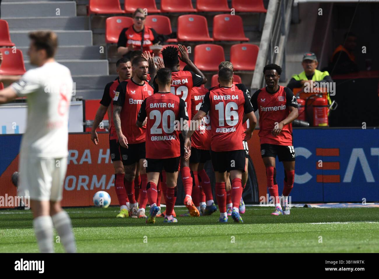 Leverkusen, Deutschland. 26th Apr, 2025. Leverkusener Jubeltraube um Patrik Schick ( Bayer 04 ...