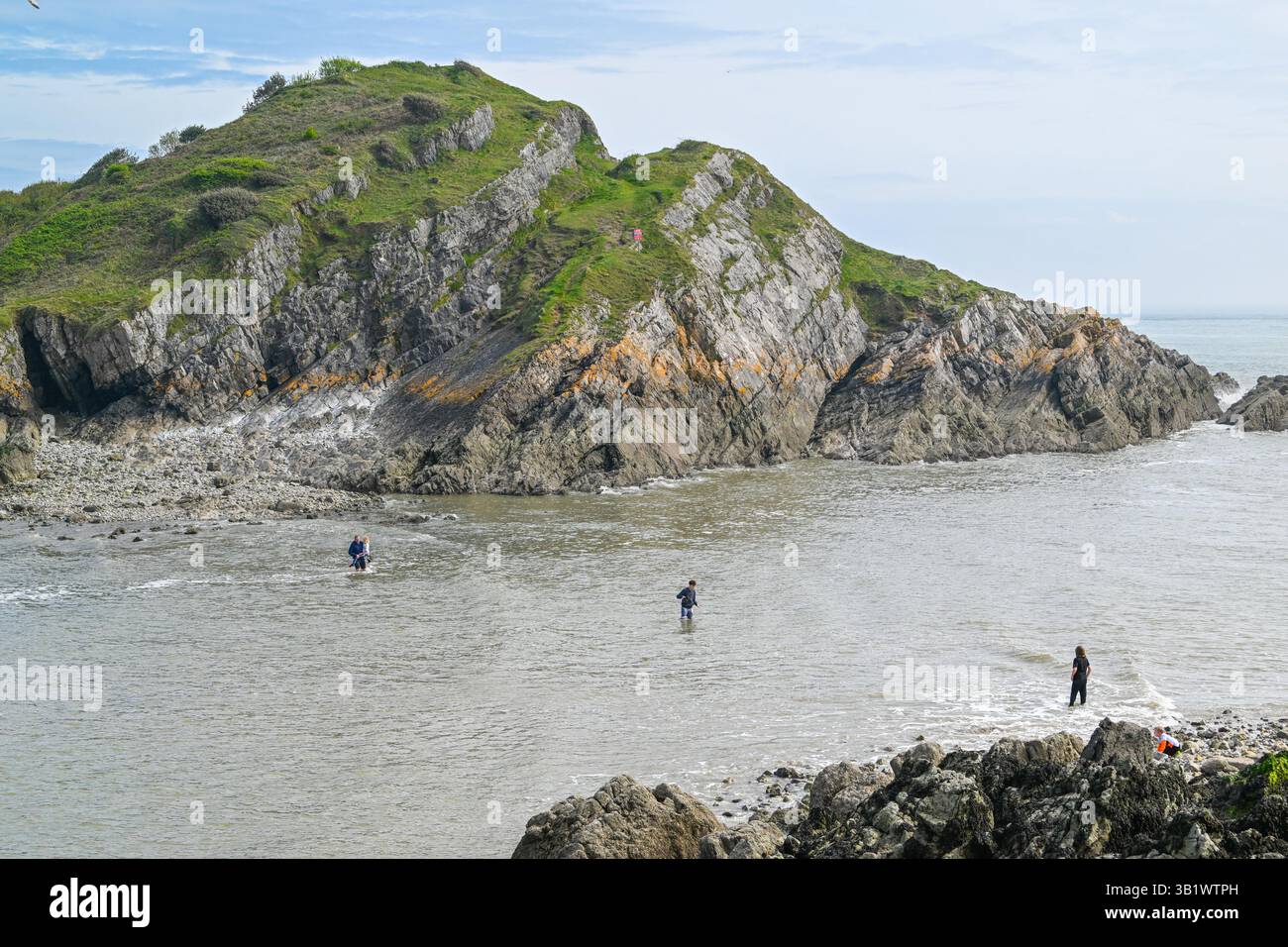 Mumbles, Wales, UK. 26th April 2025. UK Weather. Visitors not paying ...