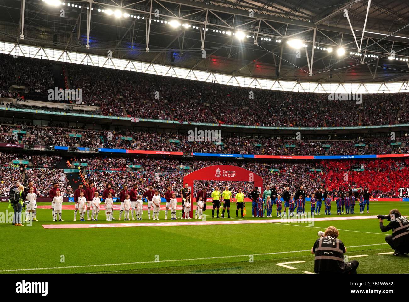 Teams line up ahead of the Emirates FA Cup semi-final match at Wembley ...