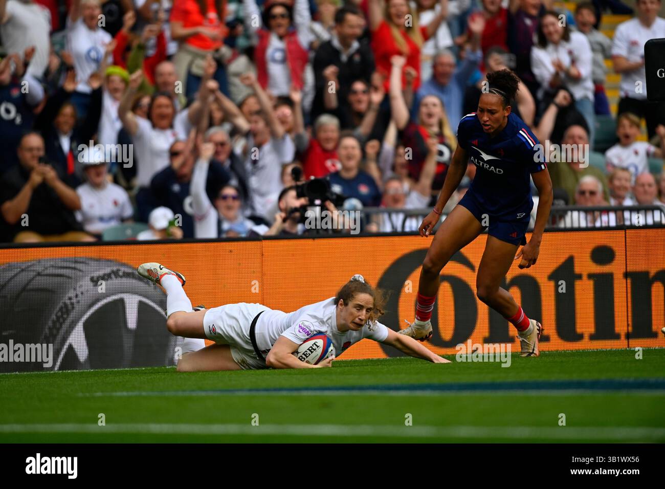 Twickenham, UK. 26th Apr, 2025. England France Womens Six Nations Rugby Abby Dow of England gets ...