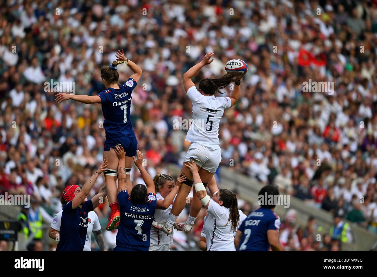 Twickenham, UK. 26th Apr, 2025. England France Womens Six Nations Rugby Abbie Ward eyes the ball ...