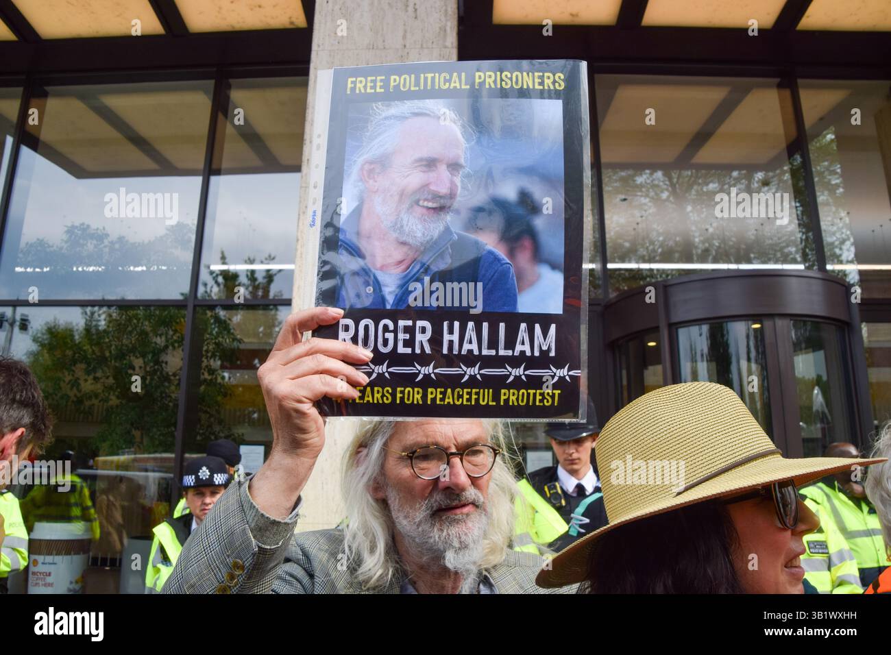 London, England, UK. 26th Apr, 2025. A protster holds a sign calling ...