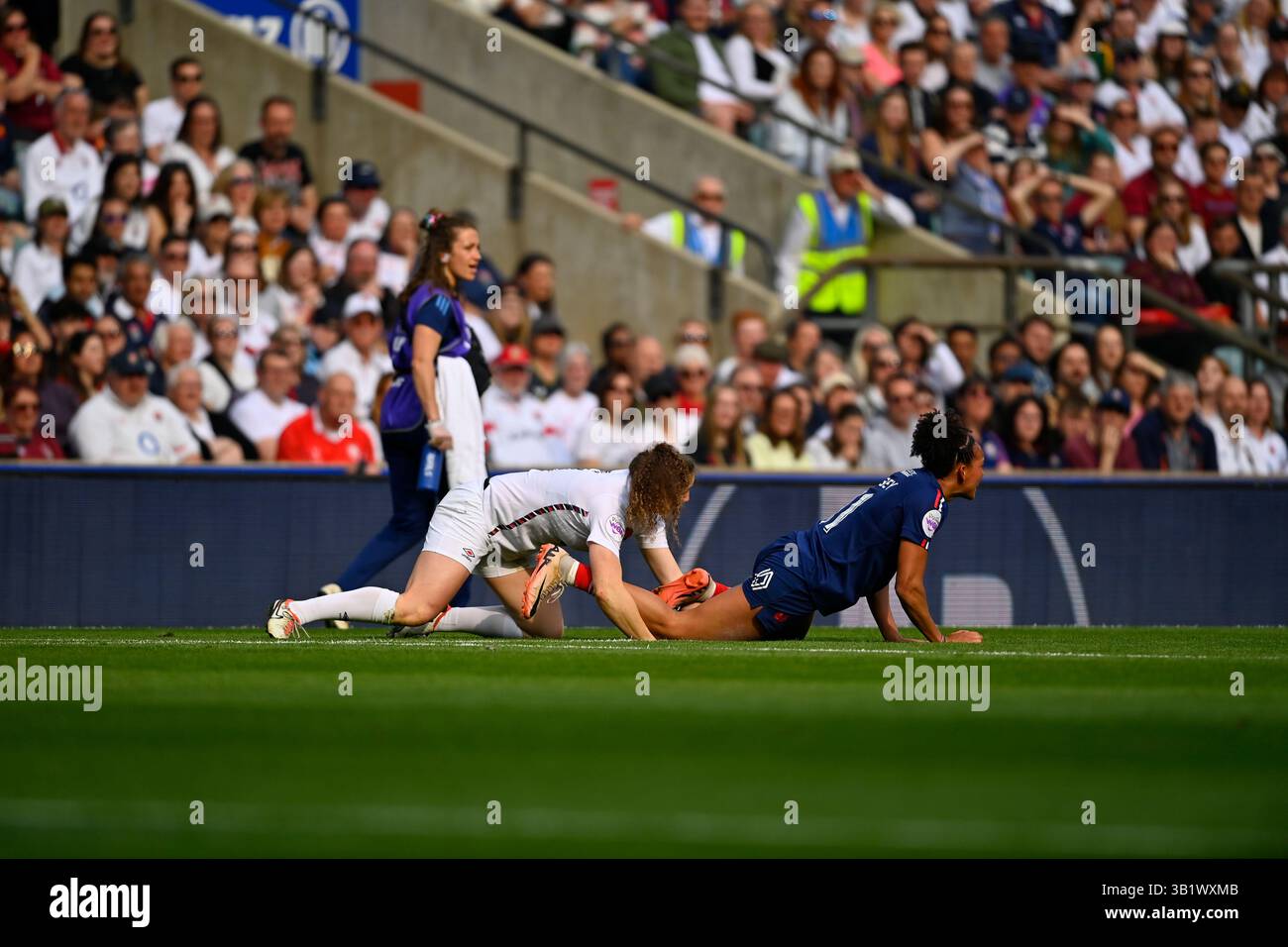 Twickenham, UK. 26th Apr, 2025. England France Womens Six Nations Rugby Abby Dow of England ...