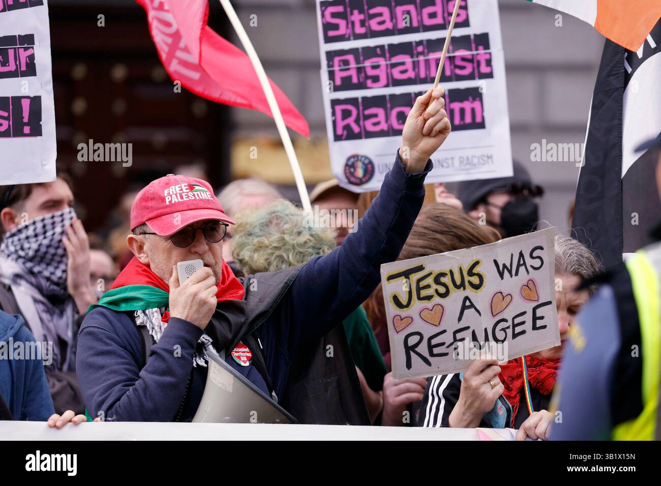 People demonstrate to counter an anti-immigration protest in Dublin ...
