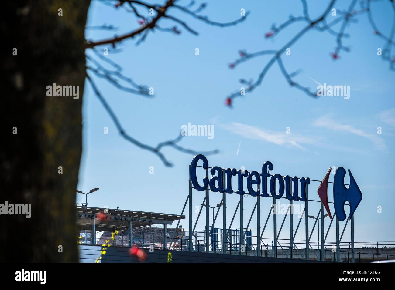 Carrefour est un acteur majeur de la grande distribution. Poussette et ...