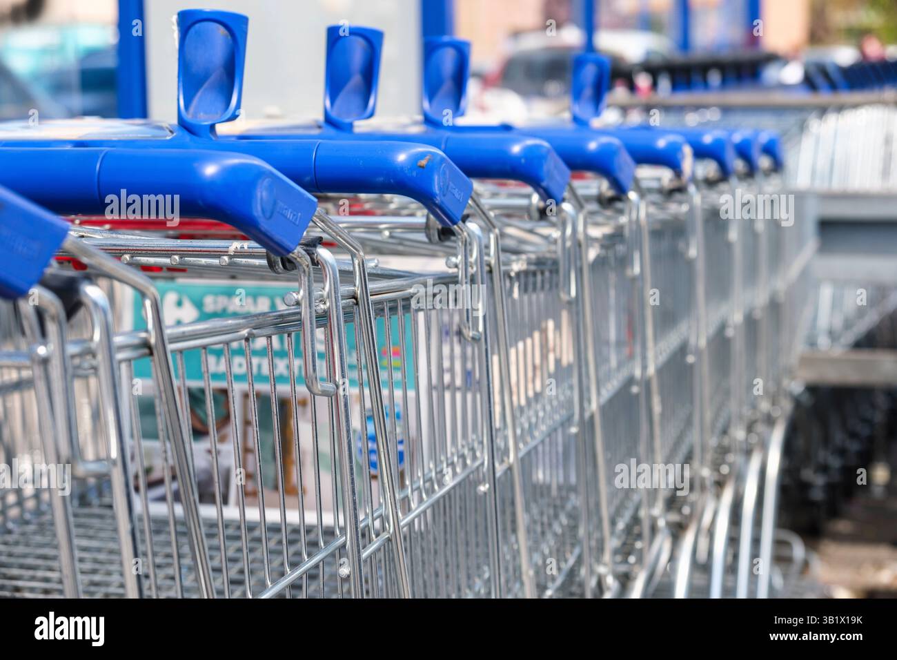 Carrefour est un acteur majeur de la grande distribution. Poussette et ...
