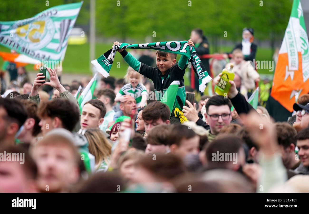 Celtic fans celebrate victory in the Scottish Premiership outside ...