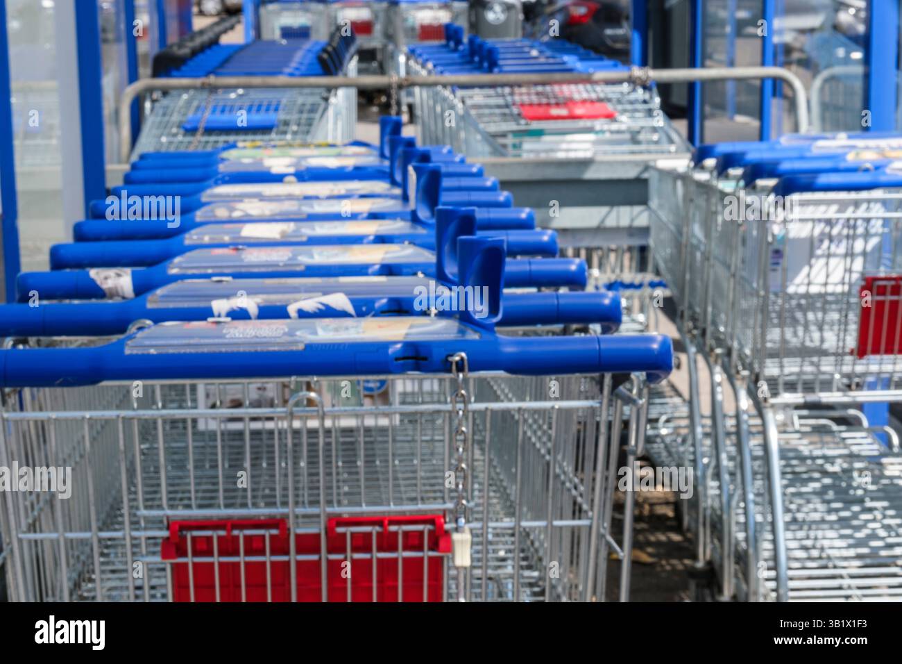 Carrefour est un acteur majeur de la grande distribution. Poussette et ...