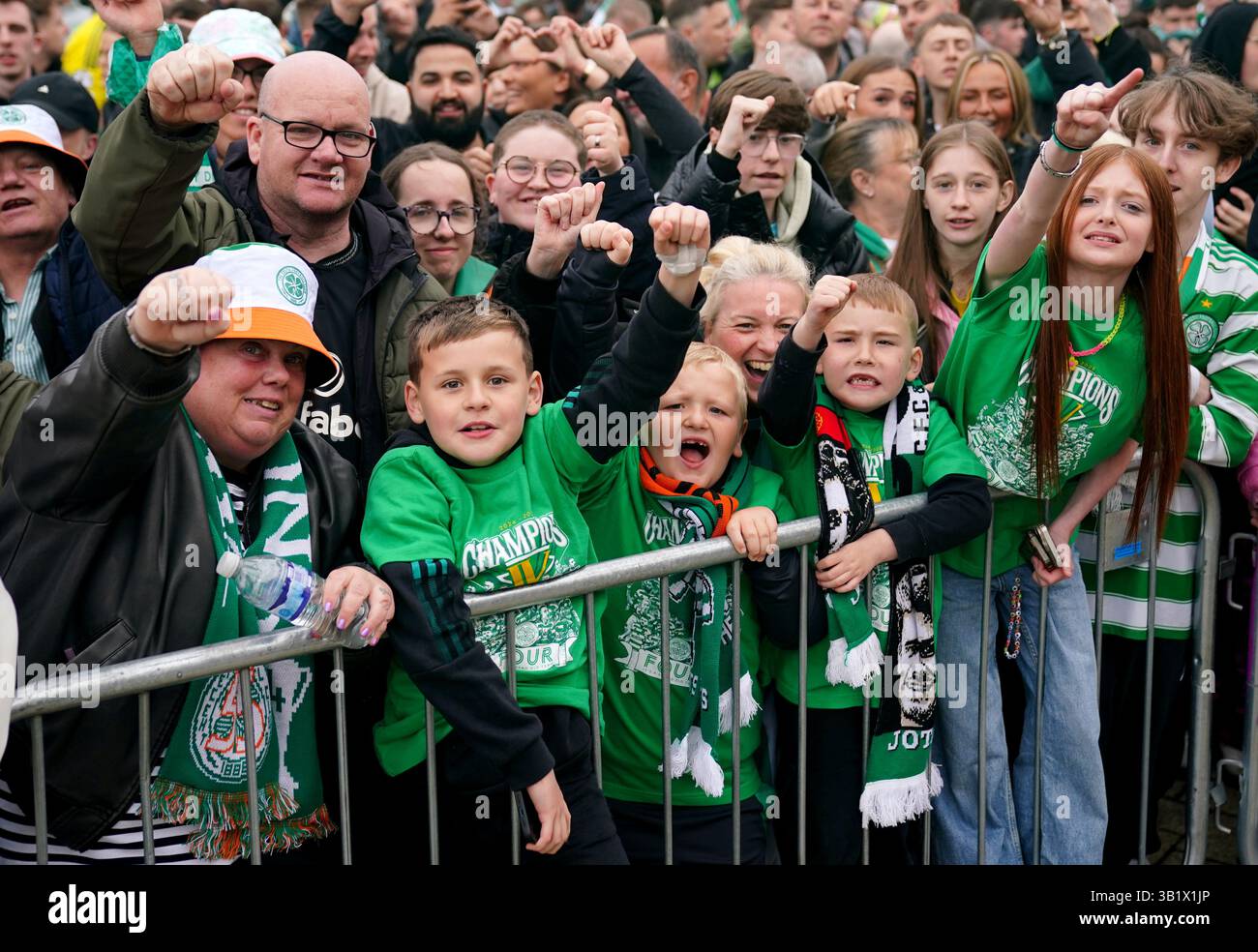 Celtic fans celebrate victory in the Scottish Premiership outside ...