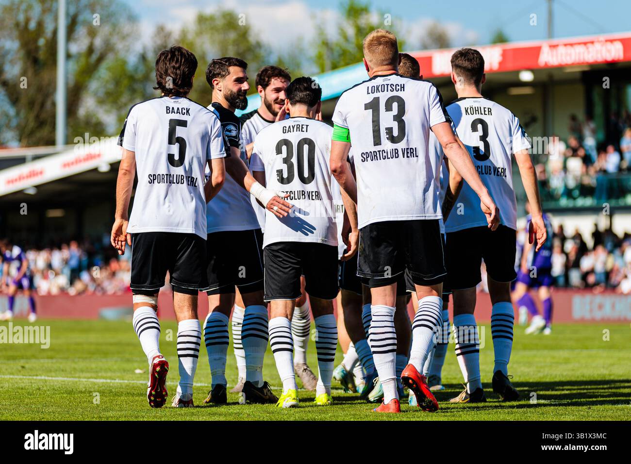 Verl, Deutschland. 26th Apr, 2025. Die Mannschaft von SC Verl jubelt ...