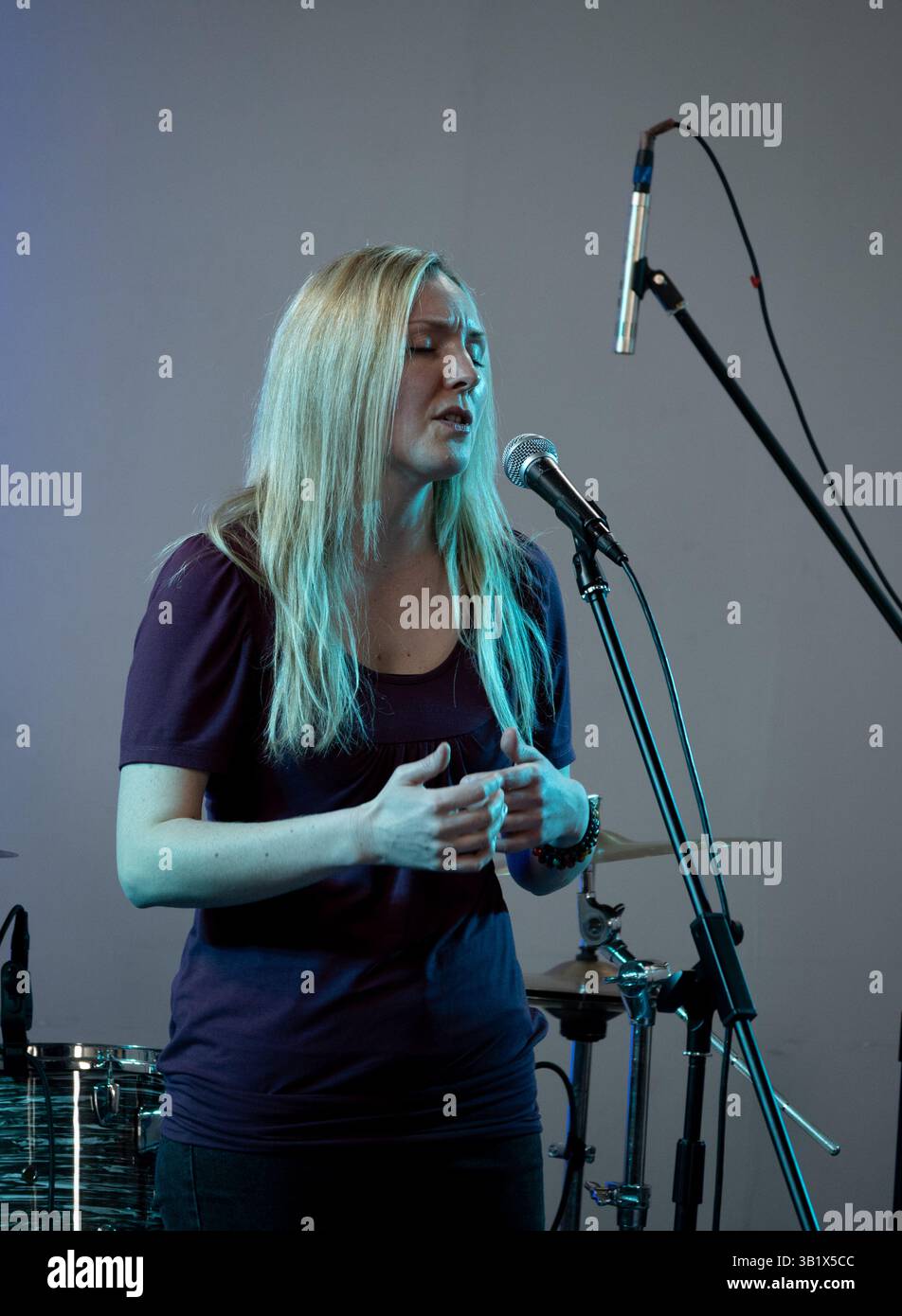 Folk performer hi-res stock photography and images - Alamy