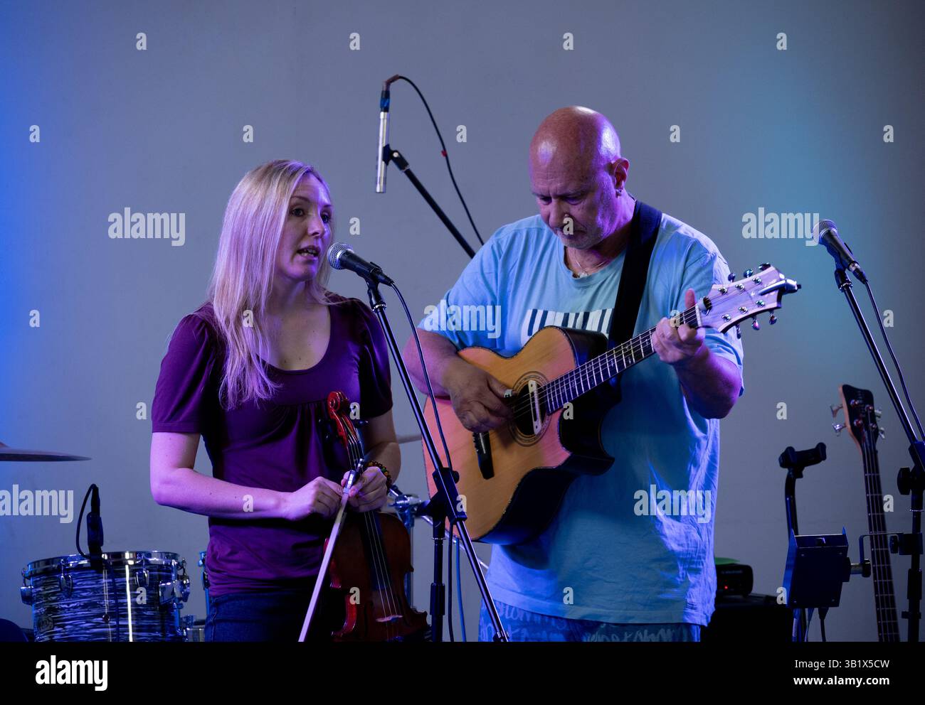 Female folk musicians hi-res stock photography and images - Alamy