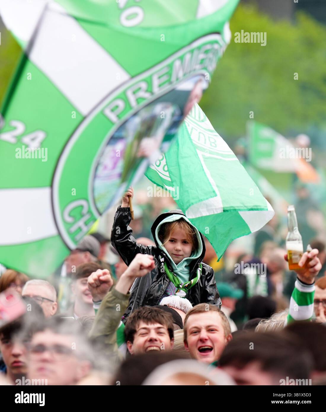 Celtic fans celebrate victory in the Scottish Premiership outside ...