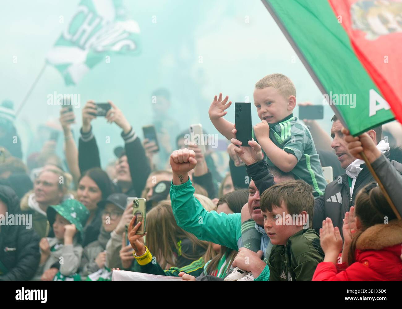 Celtic fans celebrate victory in the Scottish Premiership outside ...