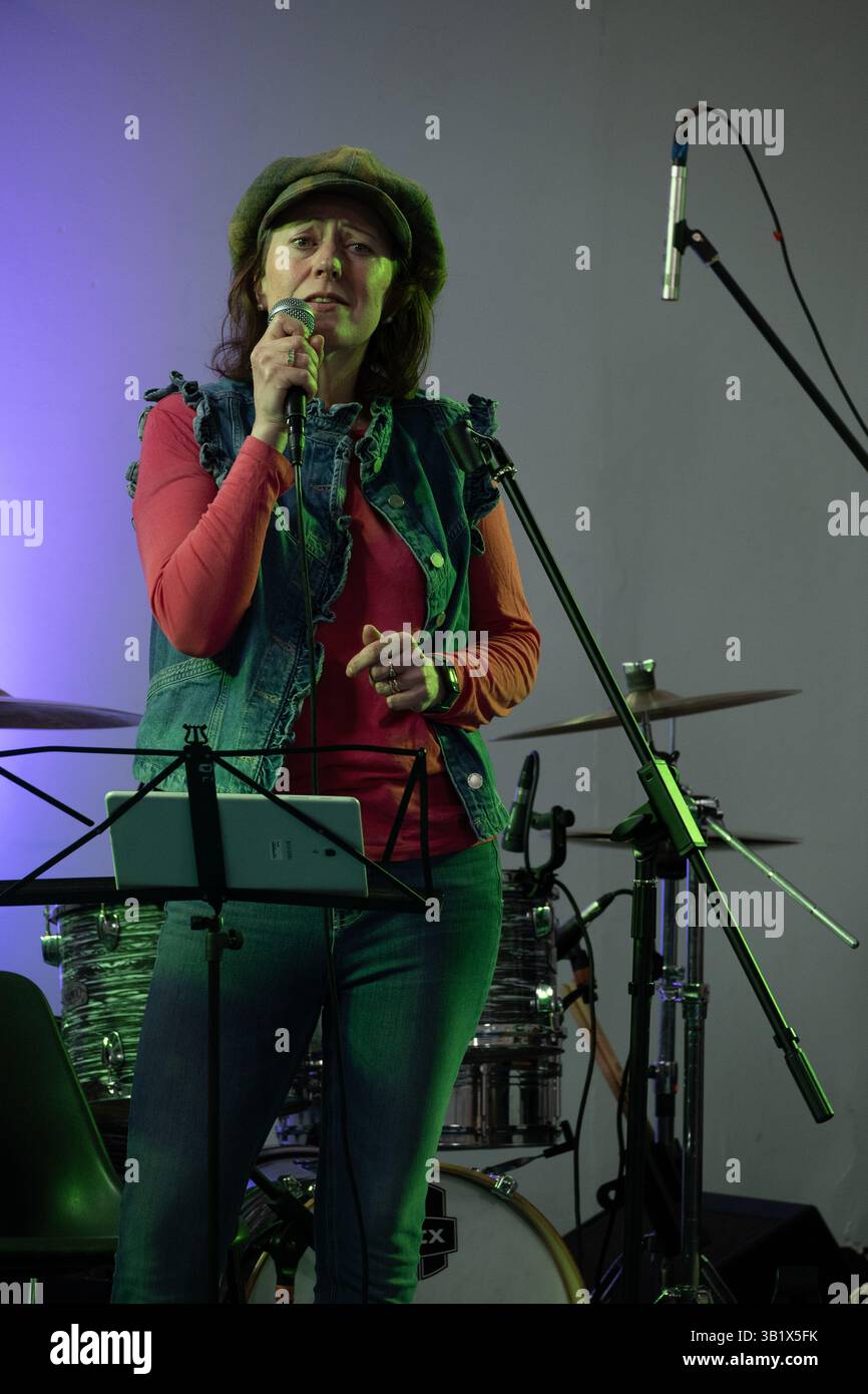 Uk female singer hi-res stock photography and images - Alamy